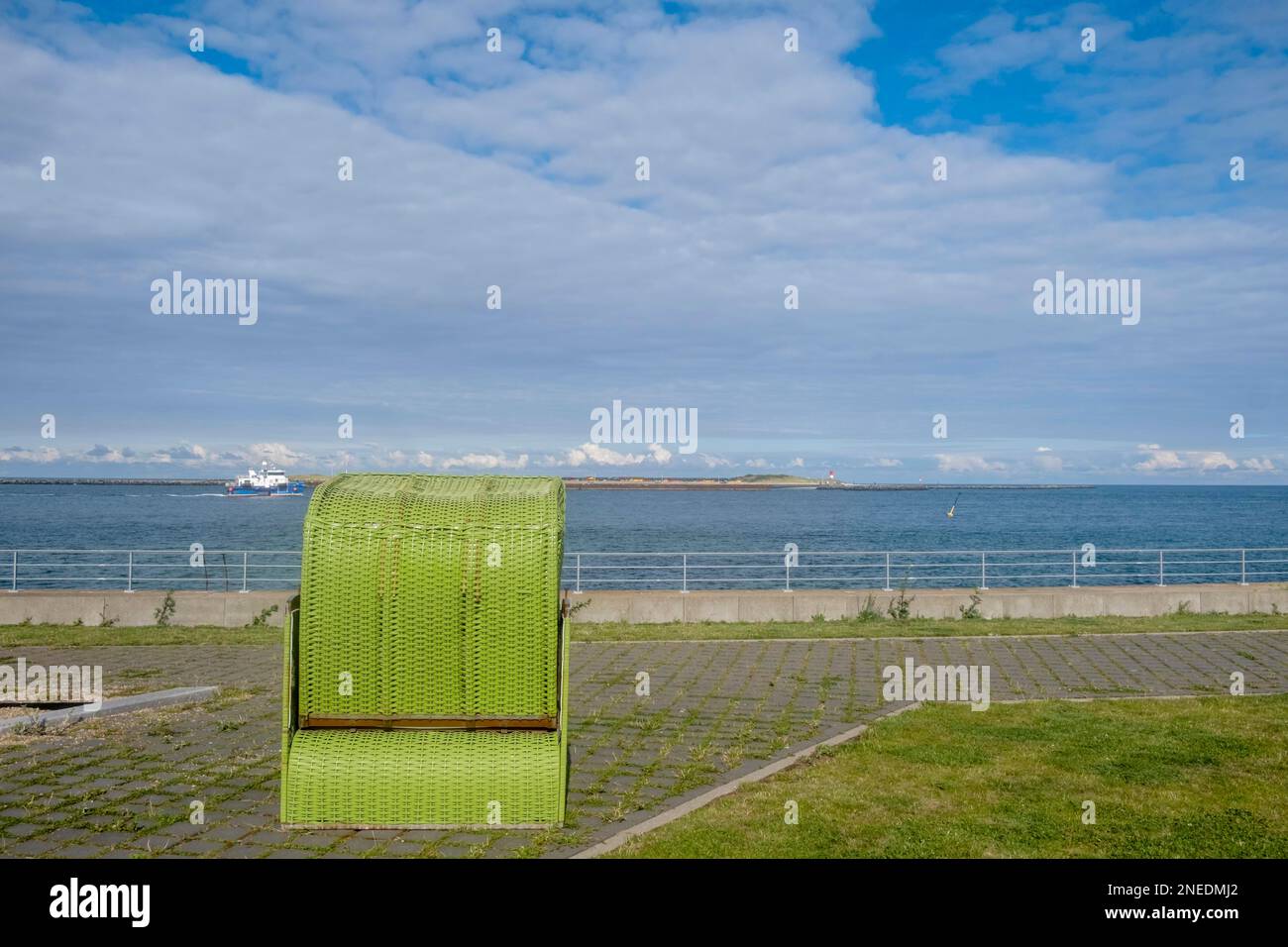 Green beach chair Stock Photo - Alamy