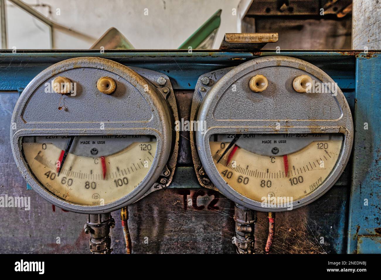 Old fashioned thermometer hi-res stock photography and images - Alamy