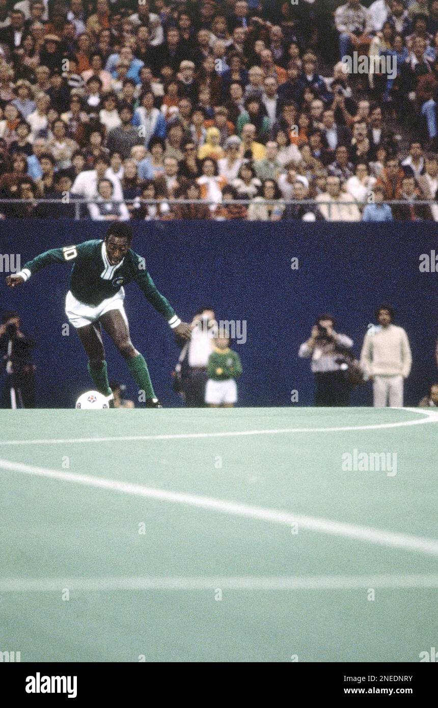 Pele in action during his farewell game with The New York Cosmos in the ...