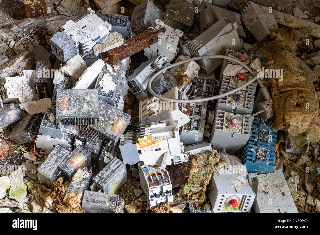 Lost Places old machine rusting away Stock Photo - Alamy