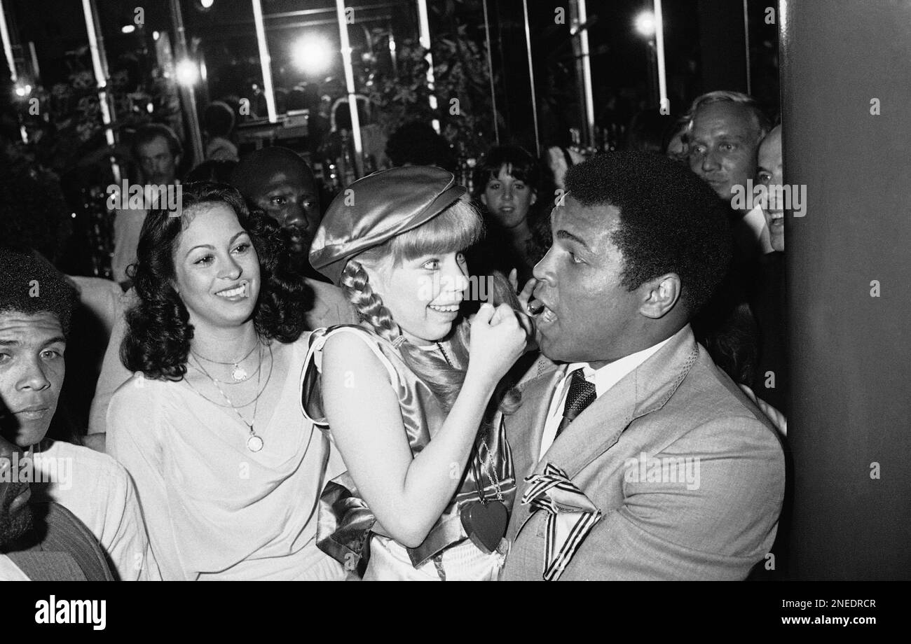 Diana Barrows, star Broadway musical "Annie," makes a mock fist for ...