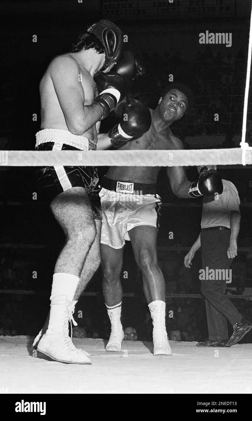 Muhammad Ali, former world's heavyweight champion, catches Cliff ...