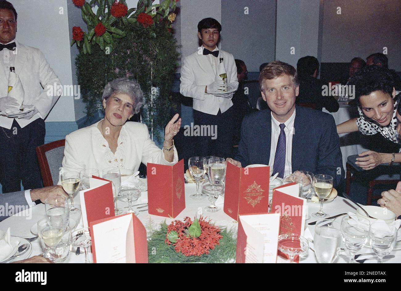 U.S. Vice President Dan Quayle, right, shares lunch with newly ...