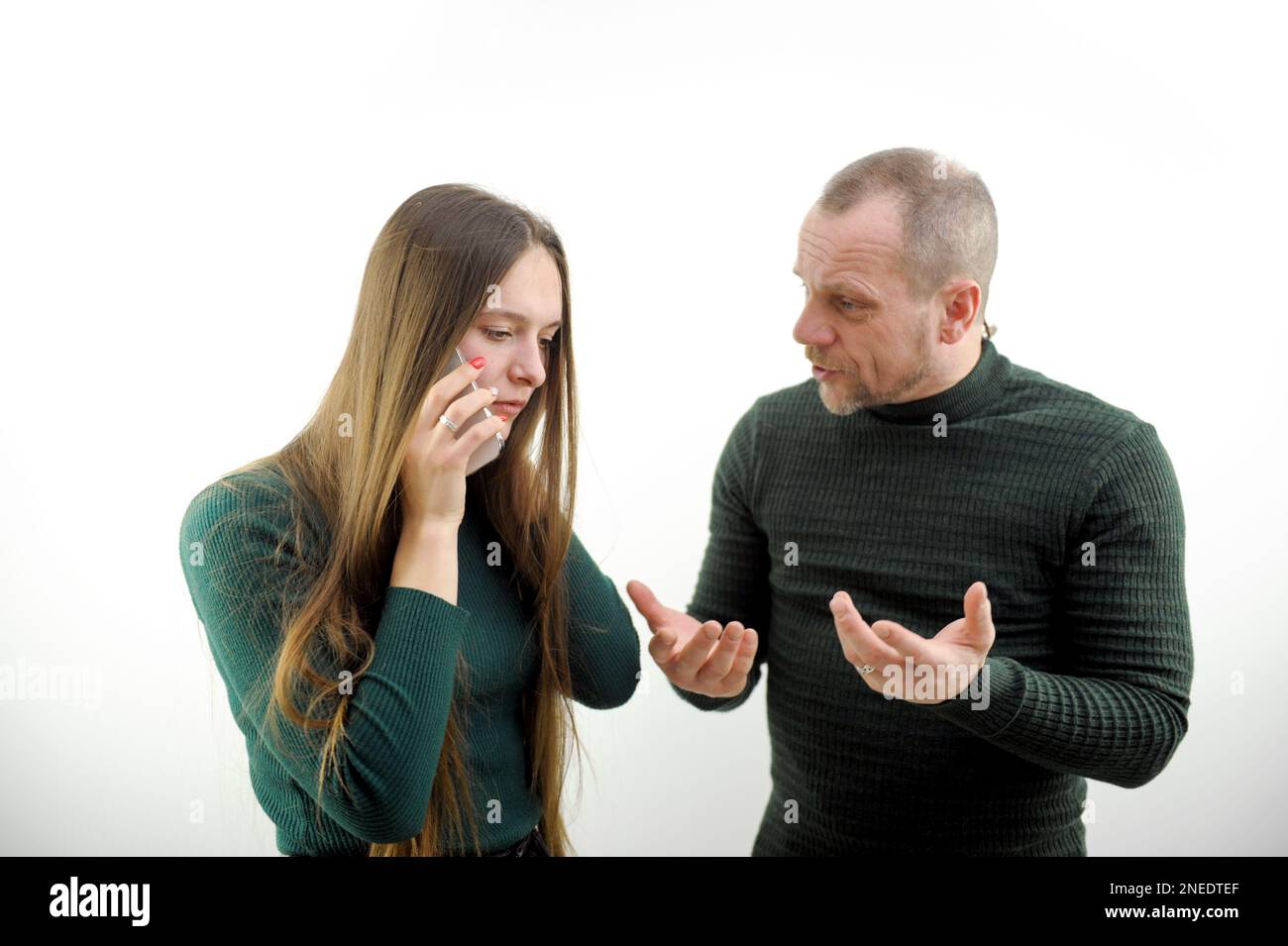 boss scolds subordinate who speaks on phone solves problems novice ...