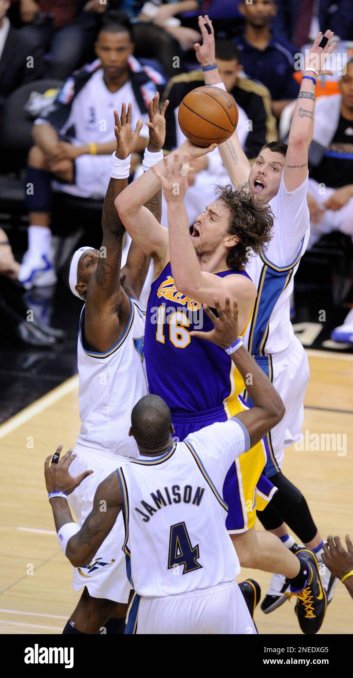 Los Angeles Lakers forward Pau Gasol (16), of Spain, goes to the basket ...