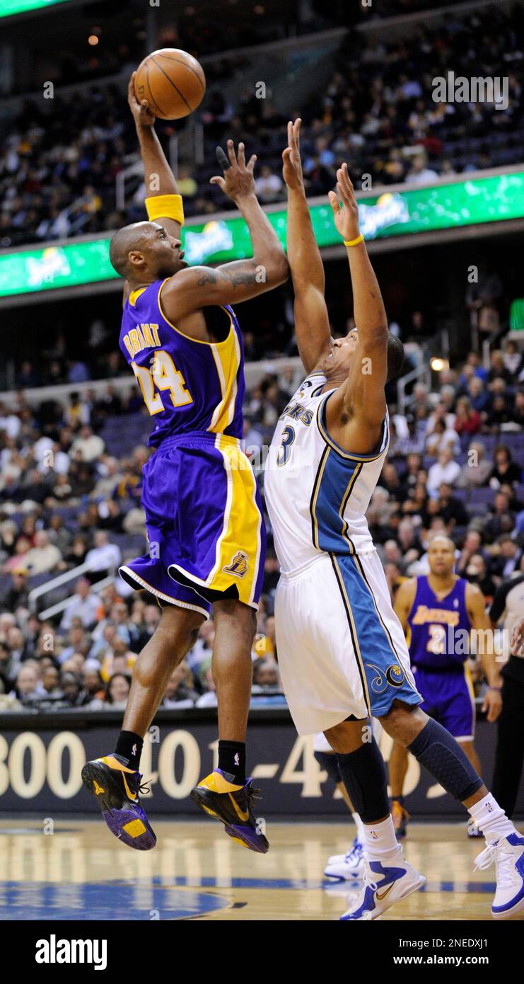 Los Angeles Lakers guard Kobe Bryant (24) shoots over Washington ...