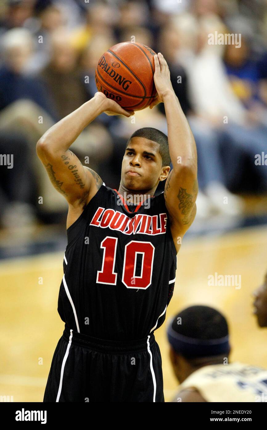 Louisville's Edgar Sosa (10) plays in the NCAA college basketball game ...