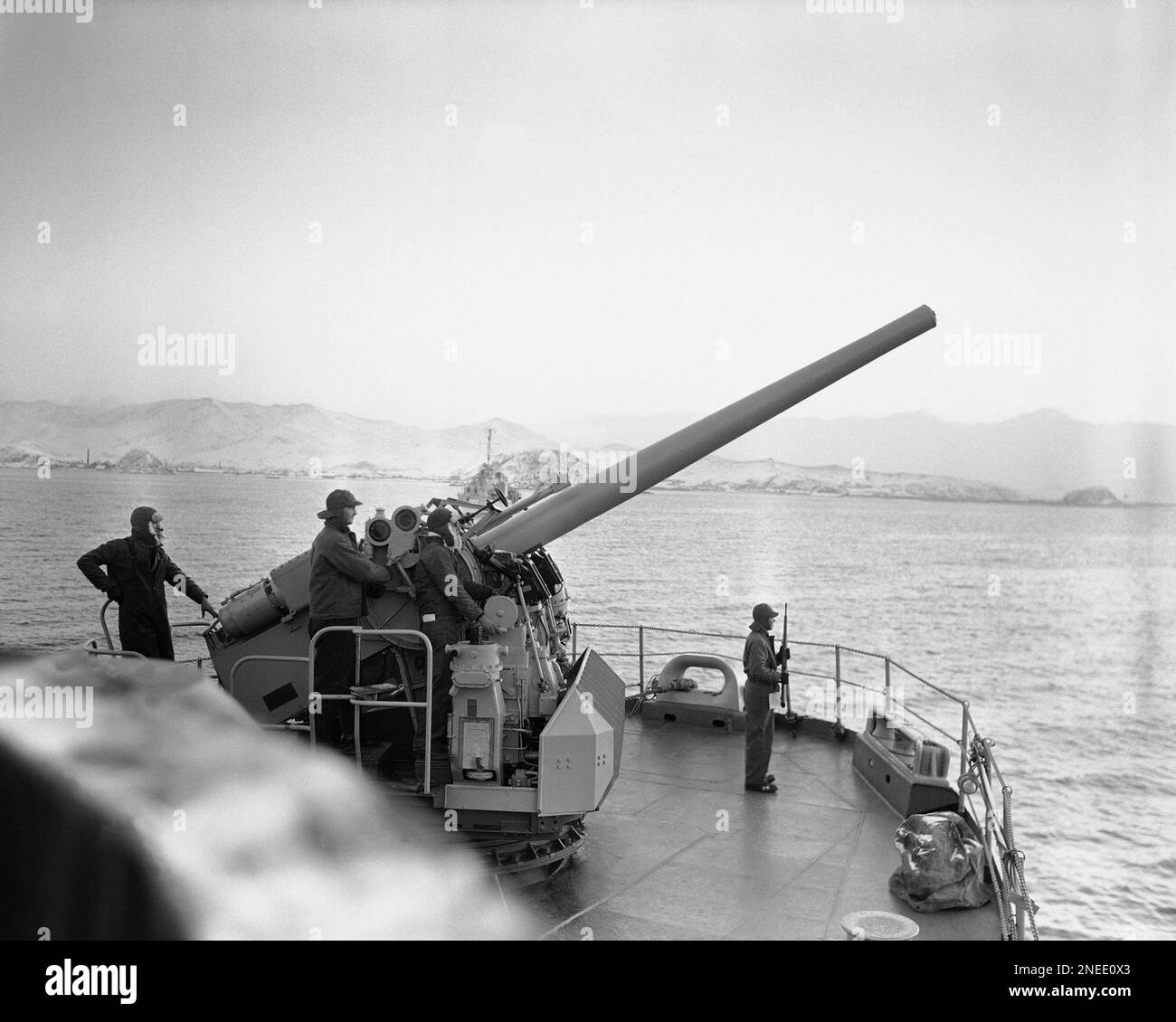 Navy gun crew stands guard aboard ship in Hungnam Harbor, Hungnam ...