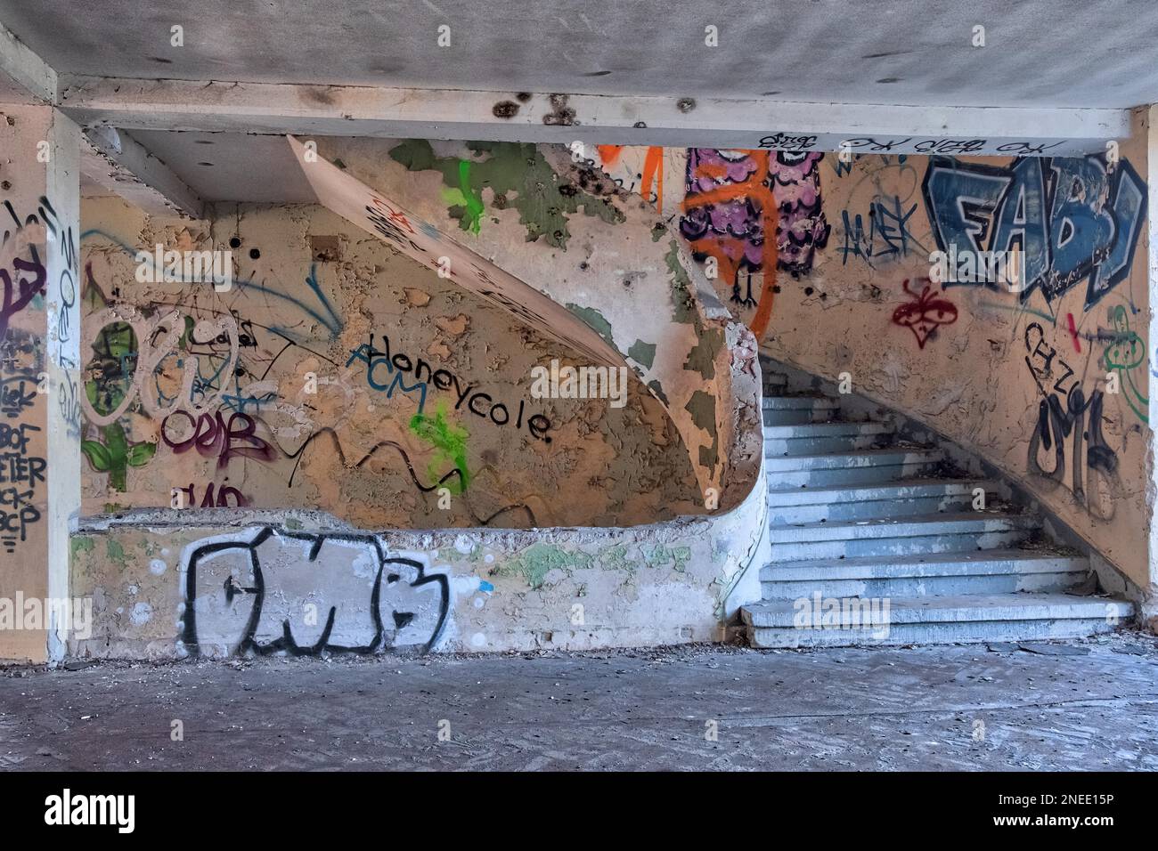 House with large portal hi-res stock photography and images - Alamy