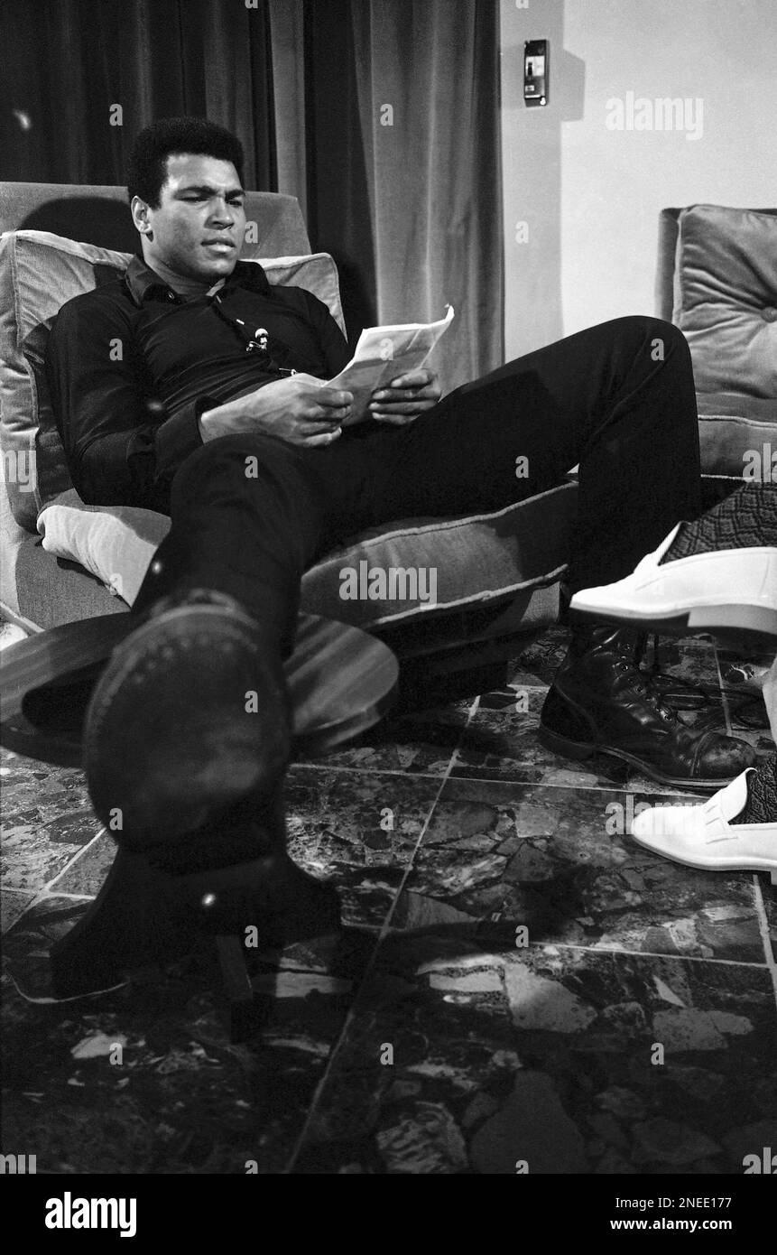 Muhammad Ali reads one his famous pre-fight poems, to reporters at his ...