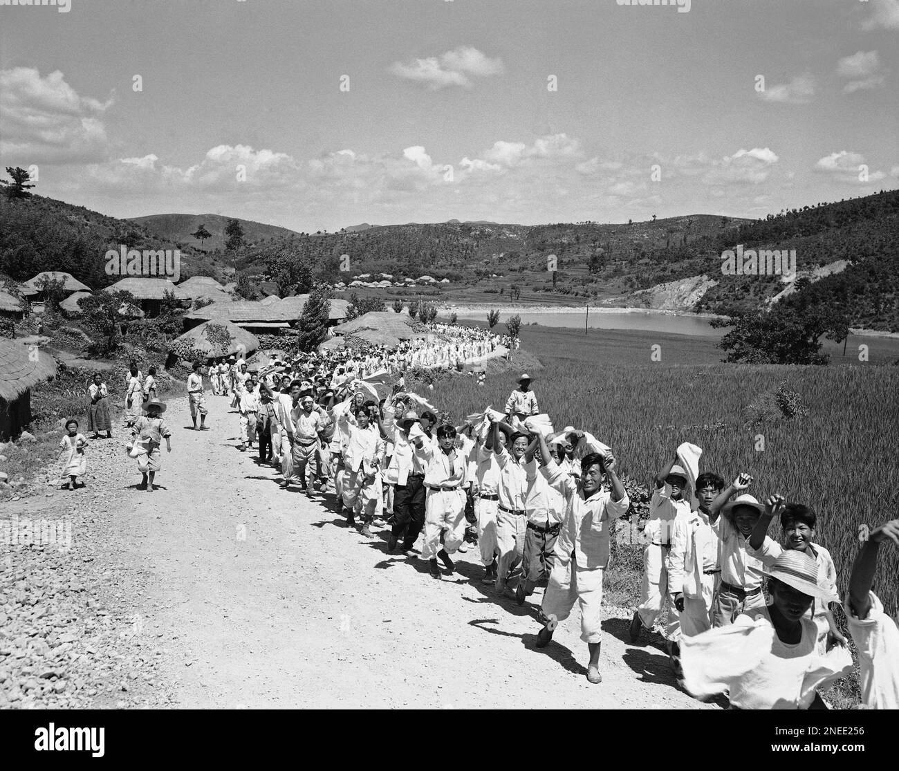 Fresh recruits for Republic of Korea?s army wave and sing as they fill ...