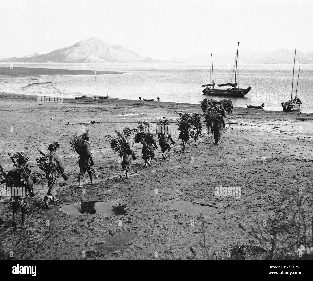 ROK ground forces re-embark in their primitive ?Landing craft? after ...