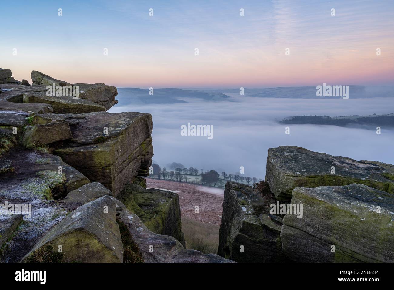 Bamford Edge. Ladybower, and Hope Valley winter sunrise temperature ...