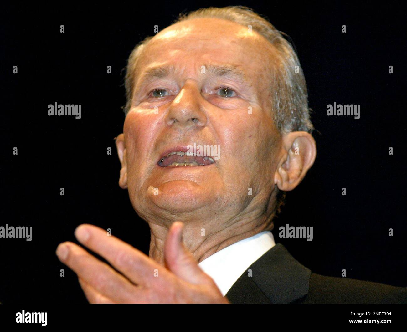 ARCHIV - Bertelsmann-Patriarch Reinhard Mohn spricht am 13. Maerz 2002 ...