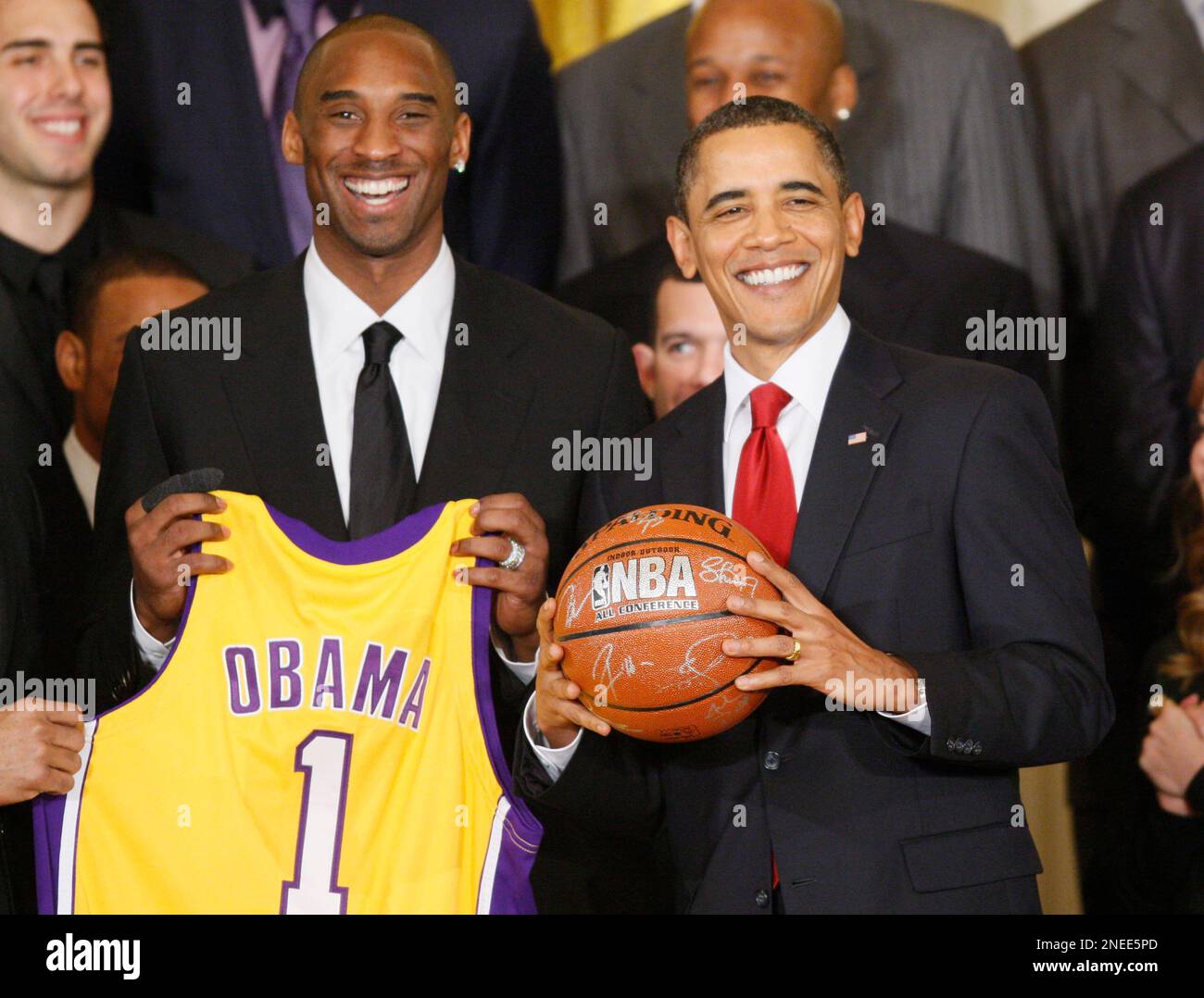 President Barack Obama stands with Los Angeles Lakers guard Kobe Bryant ...