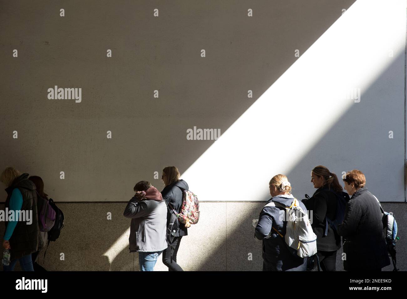 People queue and wait for the lying-in-state to pay their respects to ...