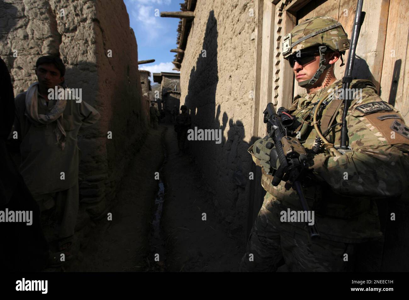 U.S. Army Lt. Gabriel Dearman, of Hattiesburg, Miss., with Task Force ...