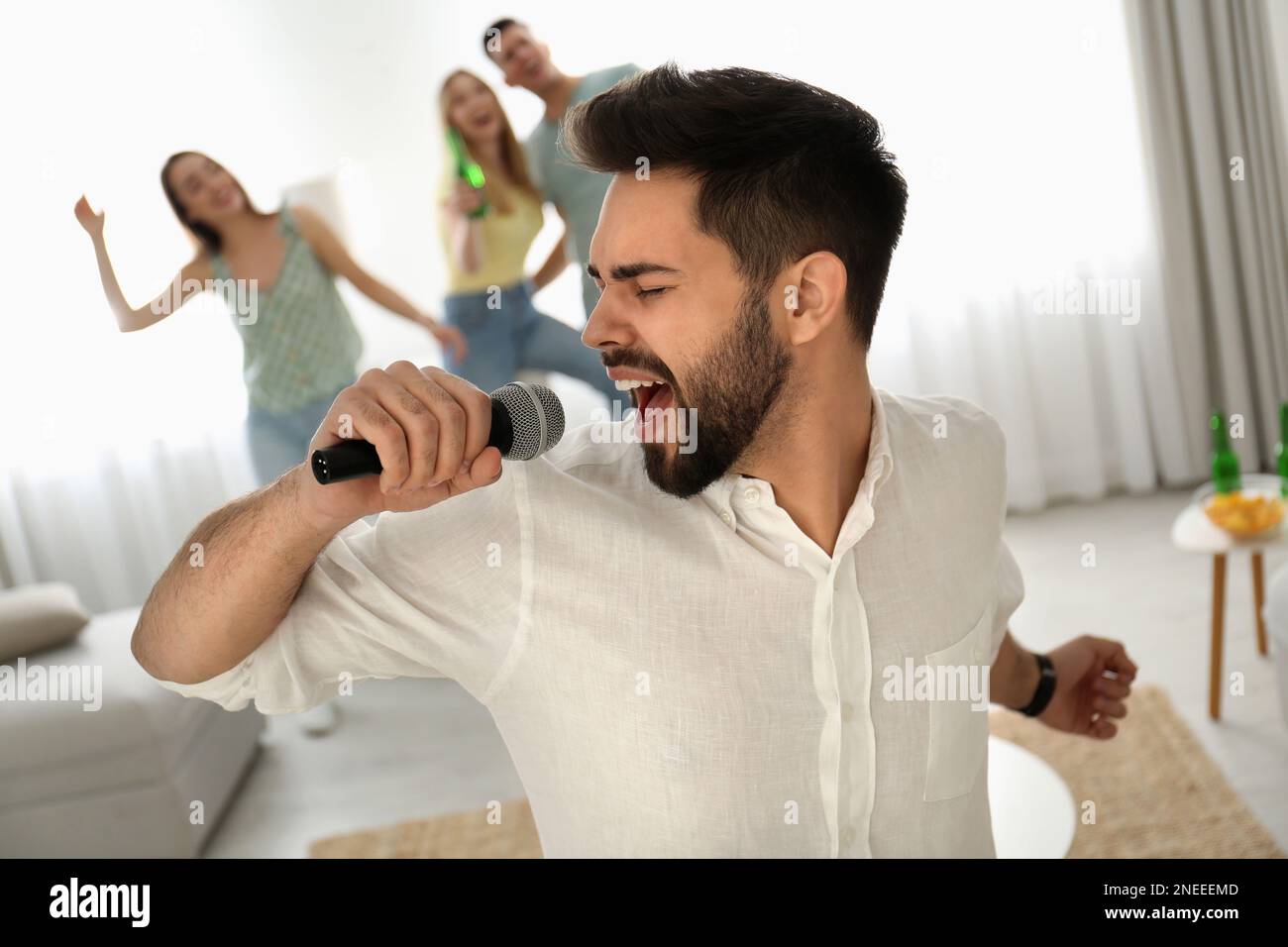 Man singing karaoke hi-res stock photography and images - Alamy