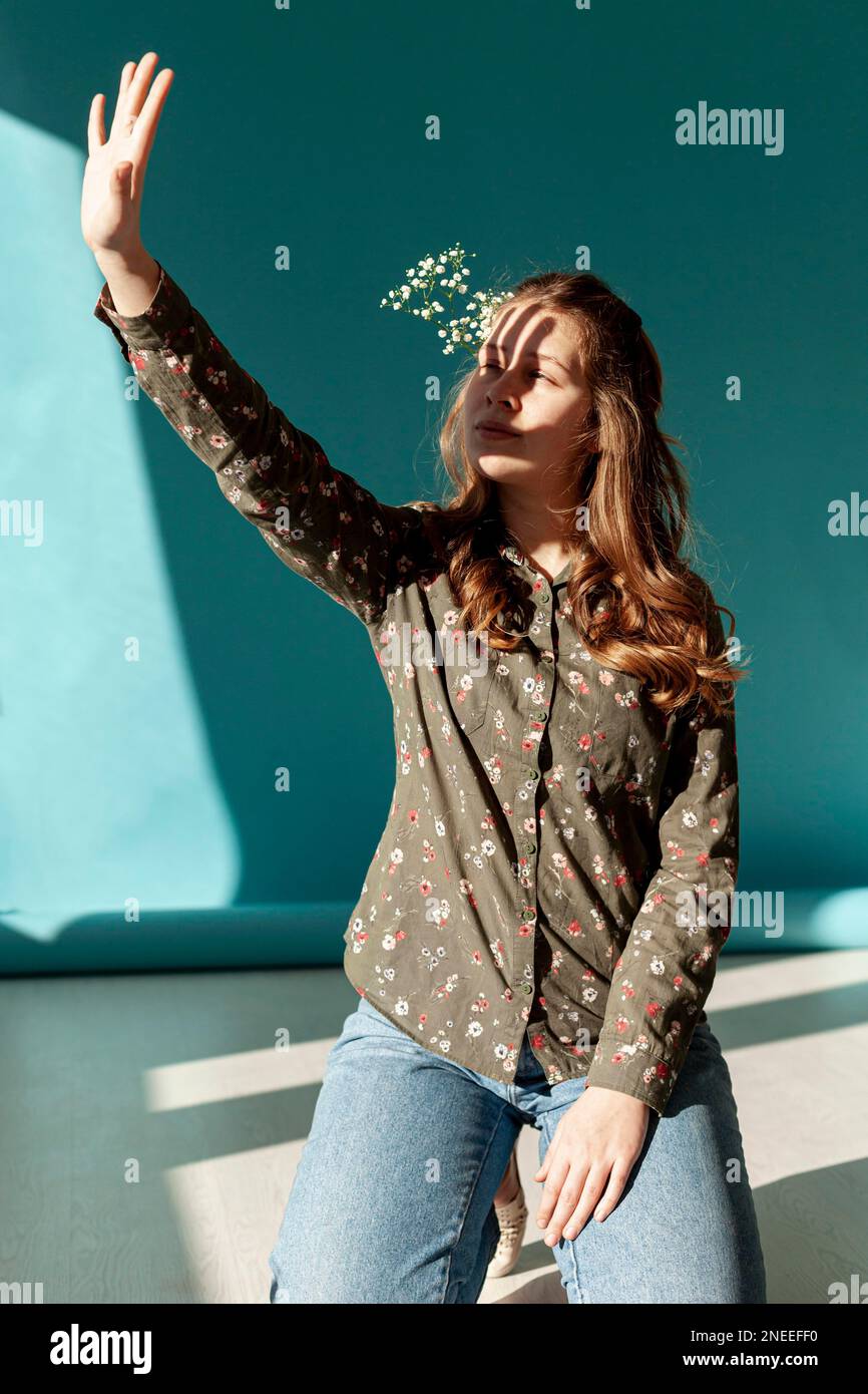 lady protecting face from sun Stock Photo - Alamy