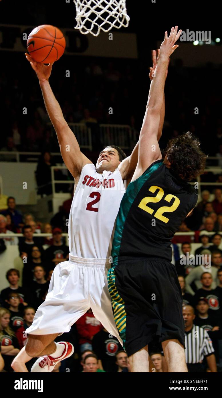 Stanford guard Landry Fields (2) scores against Oregon forward Drew ...