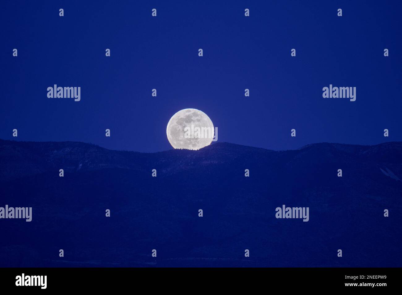 Full moon rising over Sierra Ancha Range Stock Photo - Alamy