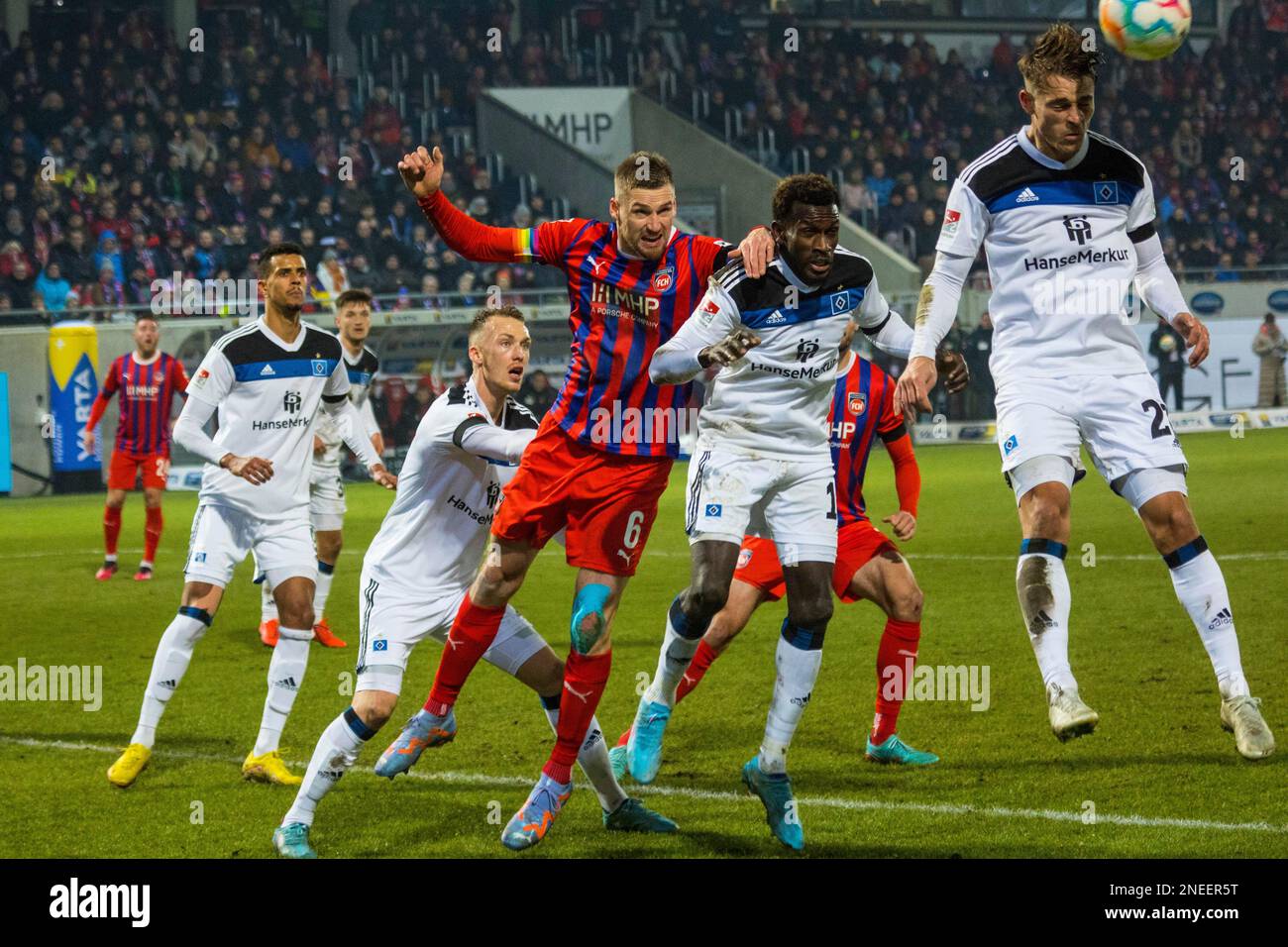 Miro MUHEIM (Hamburger SV) clears Bakery JATTA (HSV) and Patrick MAINKA ...