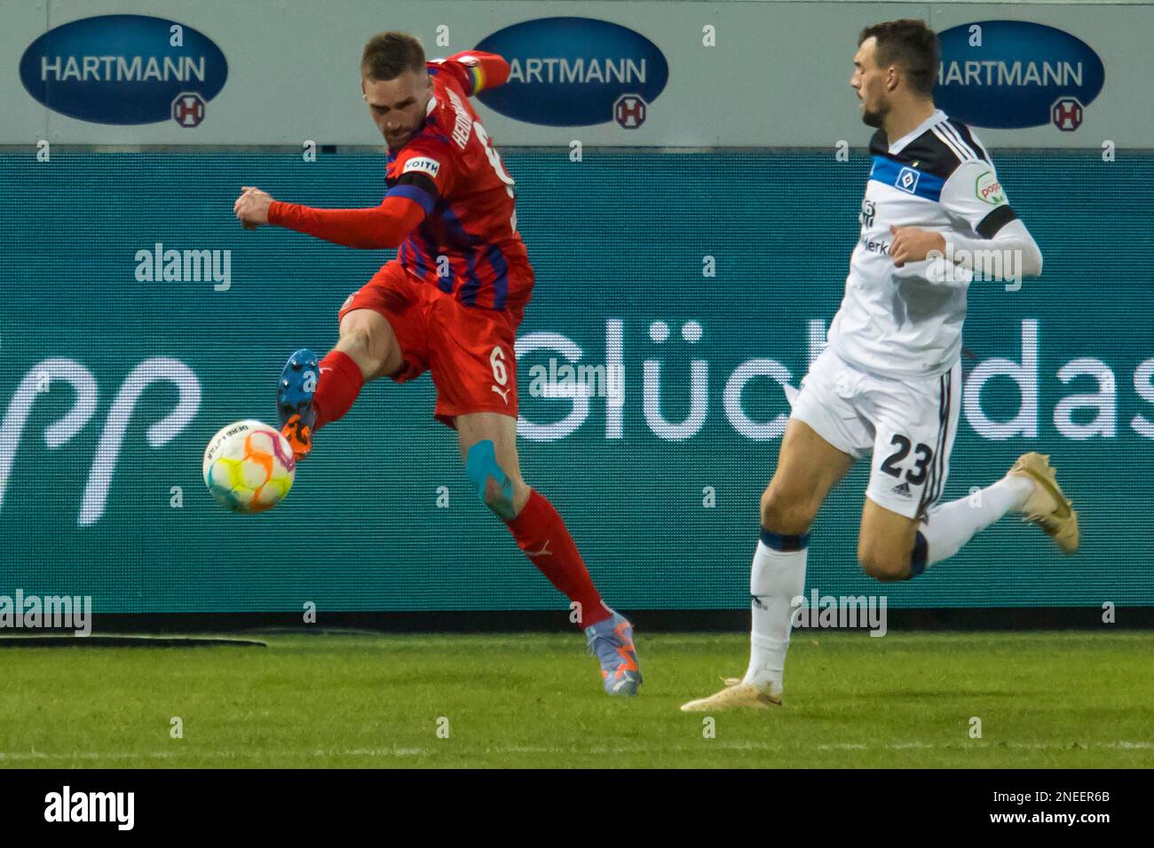 Patrick MAINKA (1.FC Heidenheim) crosses in front of Jonas MEFFERT ... Patrick MAINKA (1.FC Heidenheim) crosses in front of Jonas MEFFERT ...