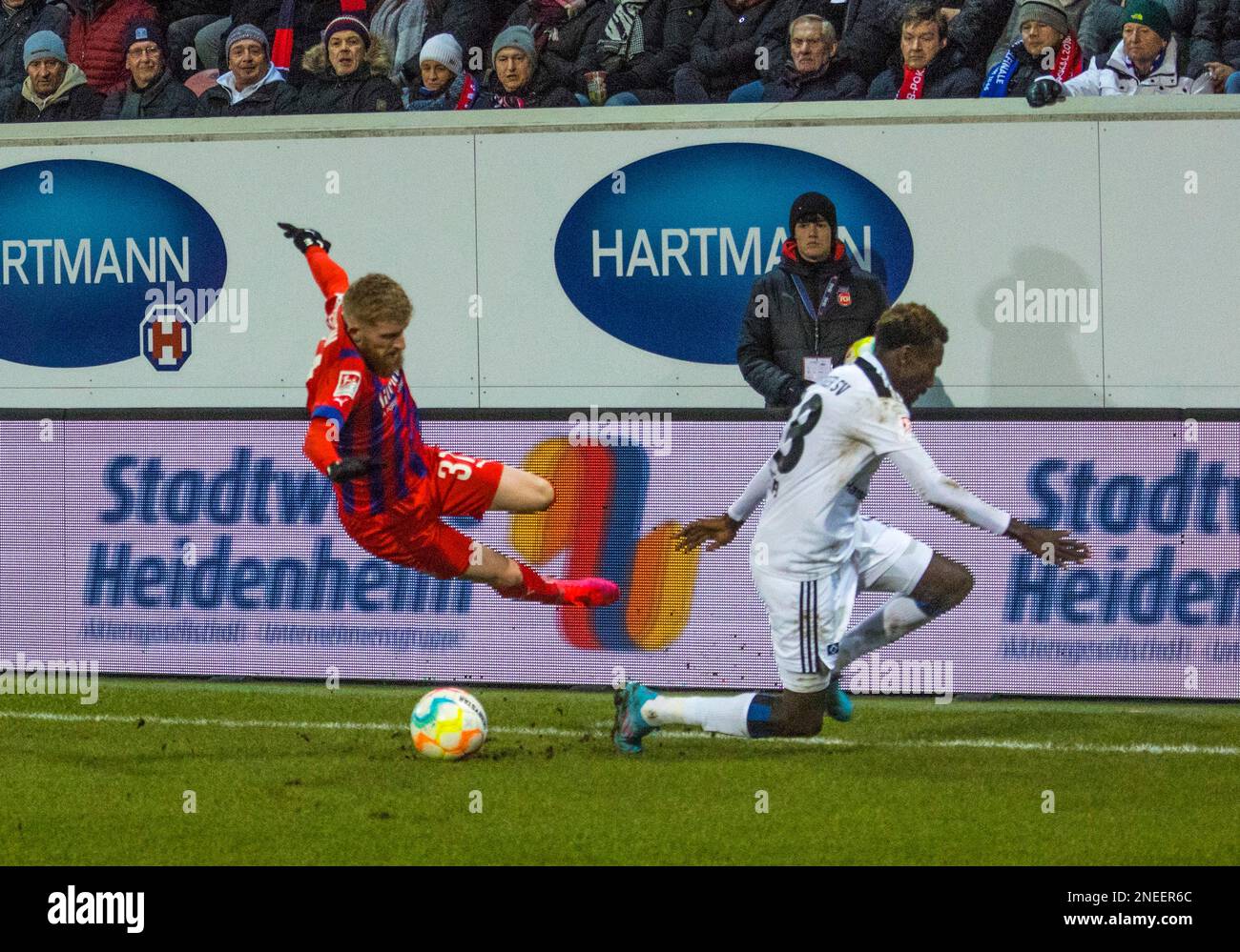 Jan-Niklas BESTE (1.FC Heidenheim) is fouled by Bakery JATTA (Hamburger ...