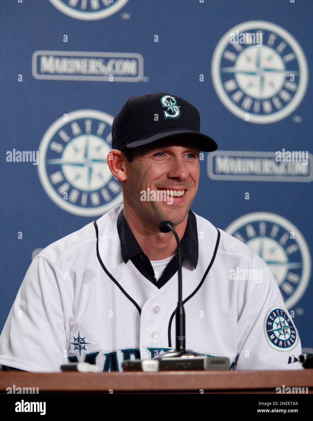 Seattle Mariners pitcher Cliff Lee speaks during a baseball news ...