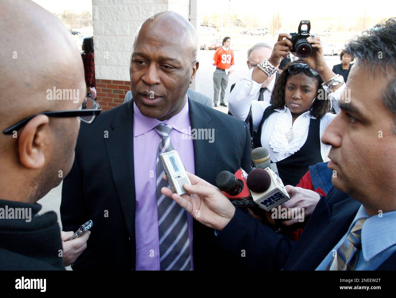 Chicago Bears NFL football coach Lovie Smith, center, speaks with ...