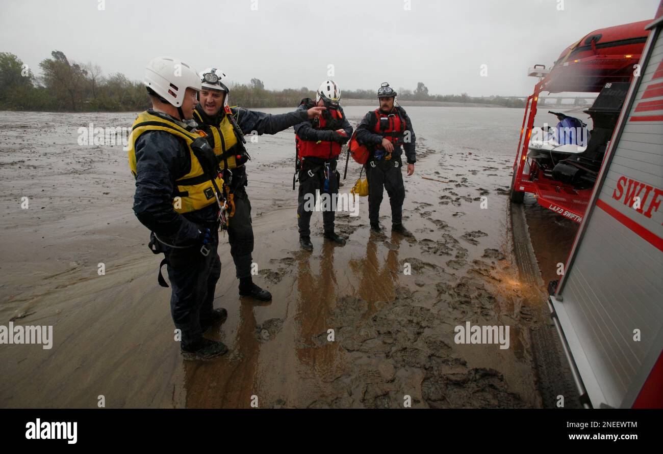 This Jan. 21, 2010 photo shows Capt. Craig White, second from left ...