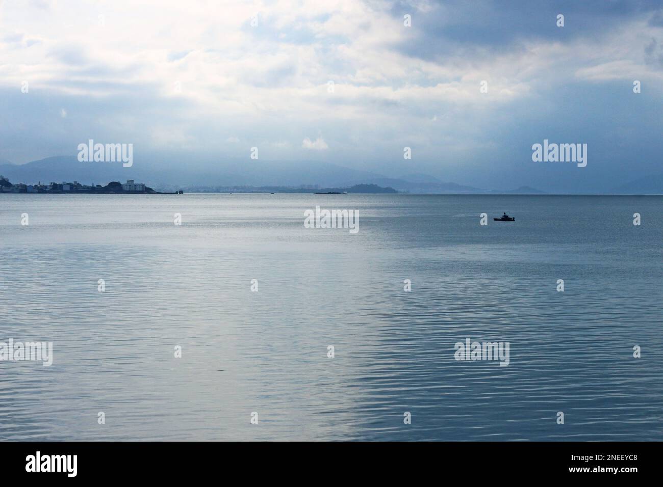 Images of serenity in the immensity of the sea, with boats sailing even ...