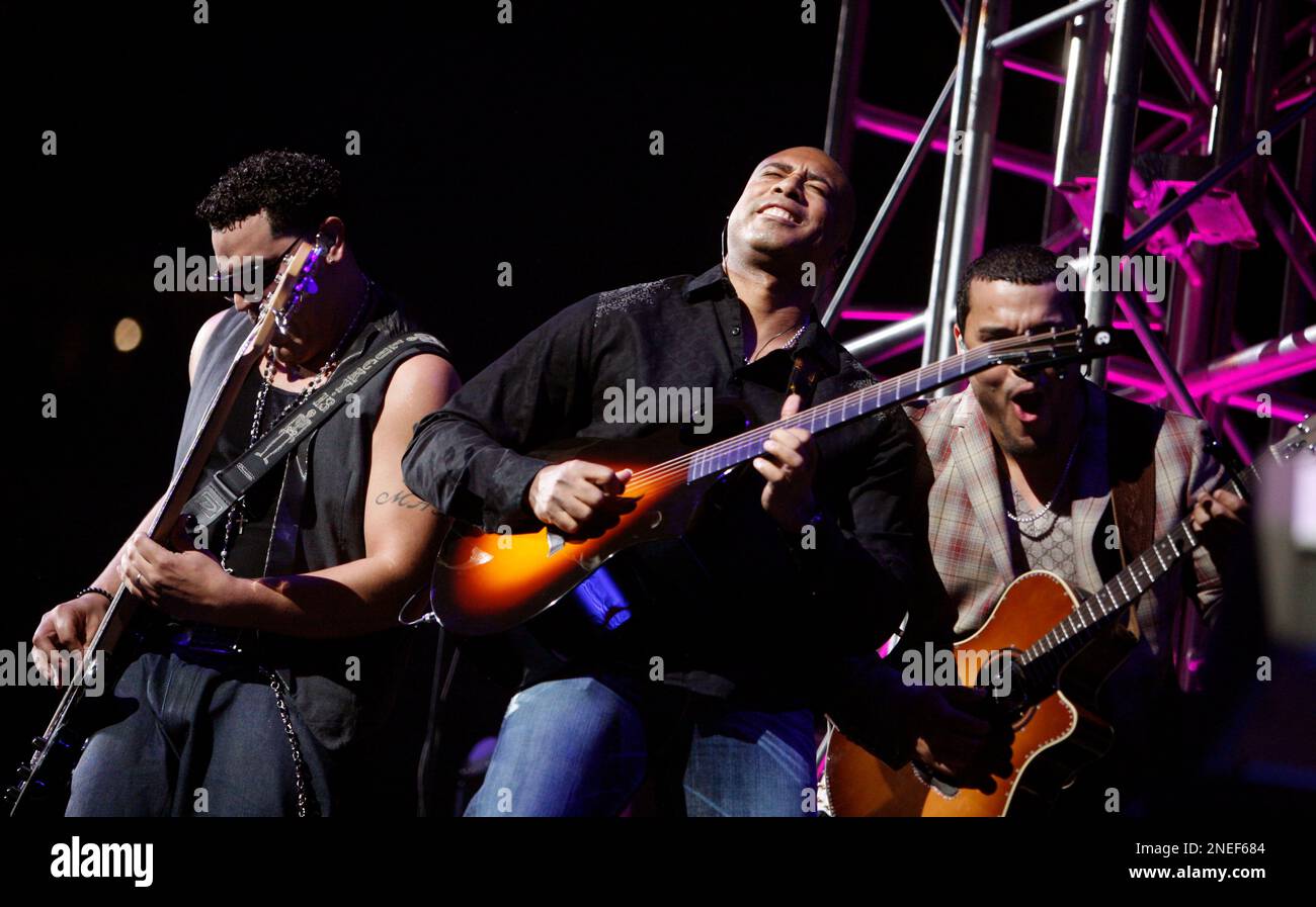 Bassist Max Santos, left, guitarist Lenny Santos, right, and Aventura ...