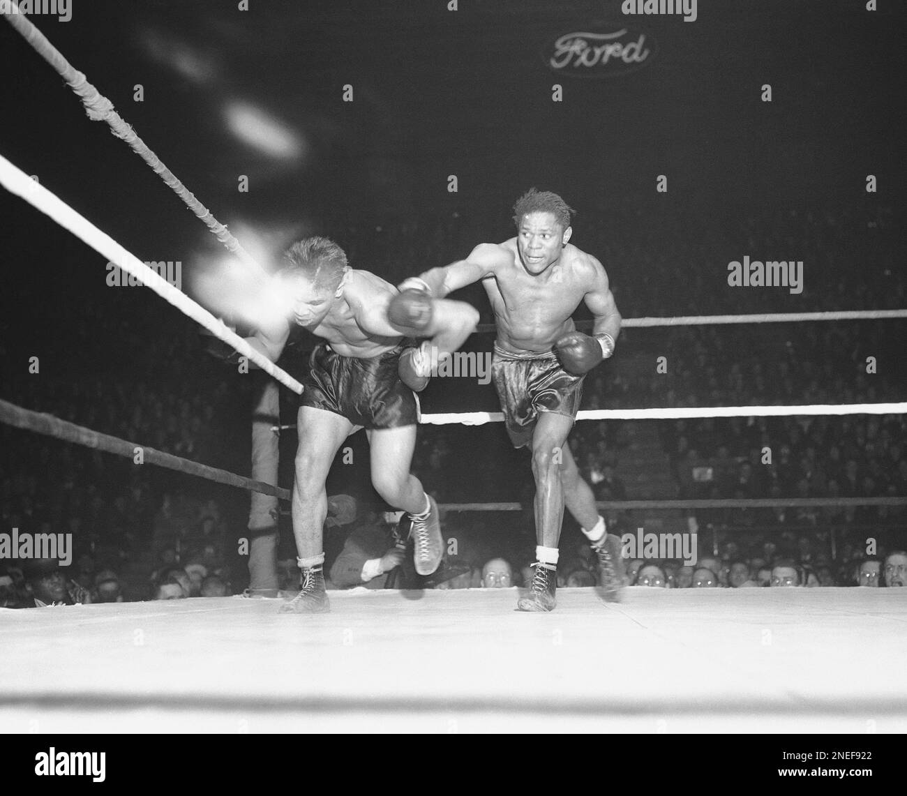 Lloyd Marshall, right, of Sacramento, Calif., chased Nate Bolden all over the ring at the ...