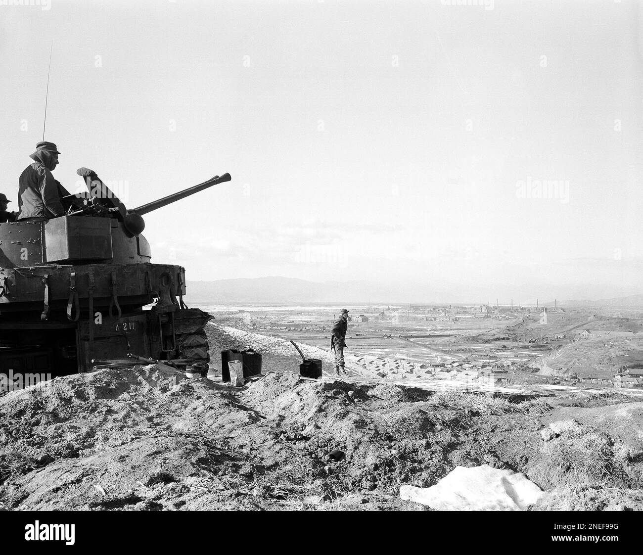 GI?s man a 40mm anti-aircraft gun inside the Hungnam defense ARC in ...