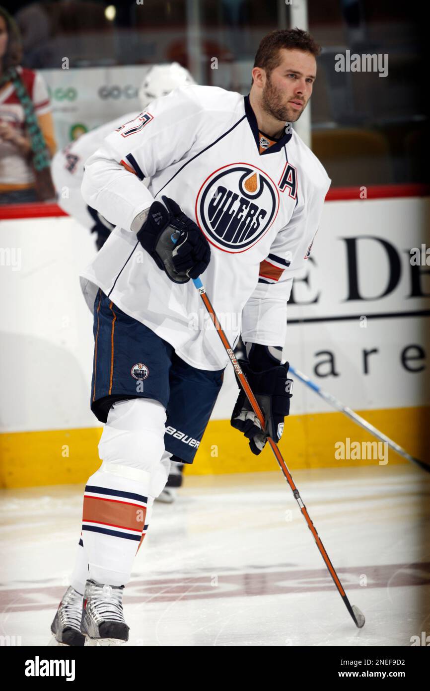 Edmonton Oilers right winger Dustin Penner warms up before facing the ...