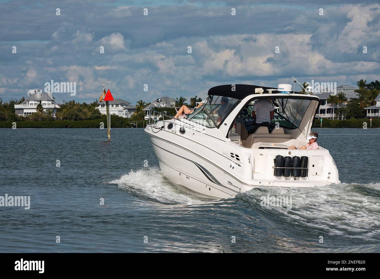 motorboat underway, approaching marker, 4 people, leisure, recreation ...