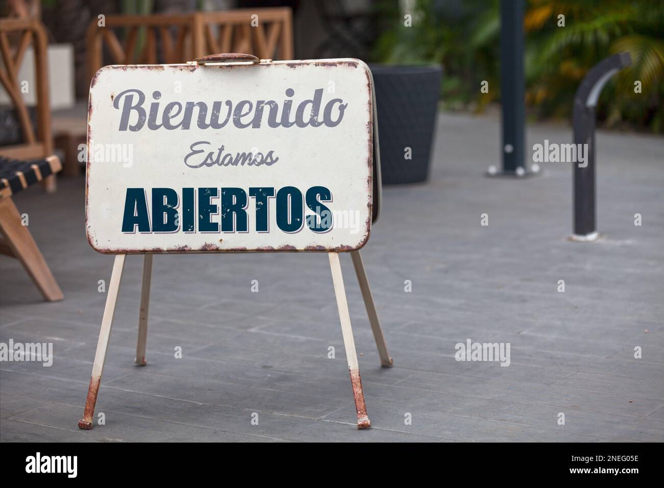 Welcome and bienvenido sign hi-res stock photography and images - Alamy