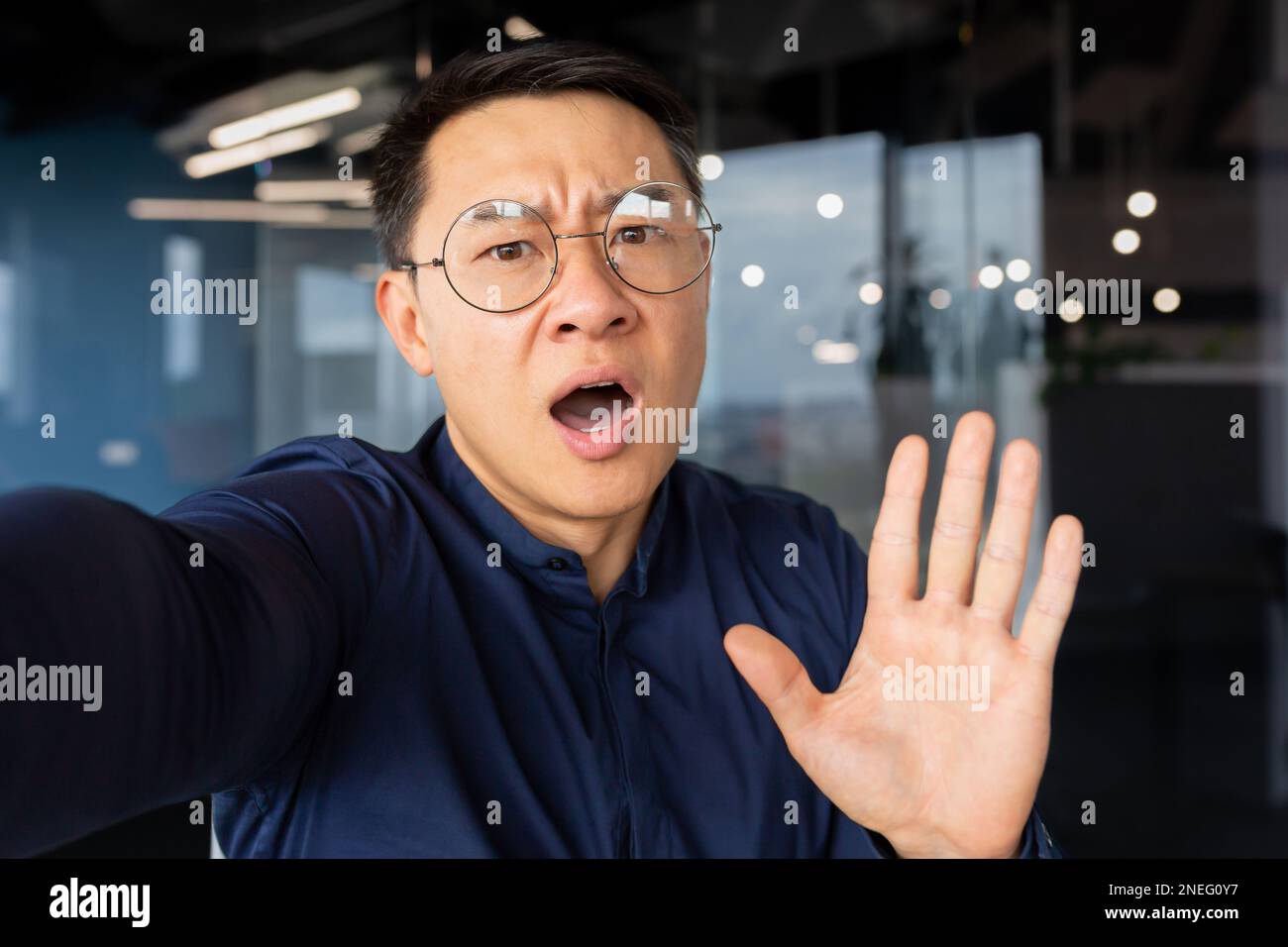 Grumpy chinese man hi-res stock photography and images - Alamy