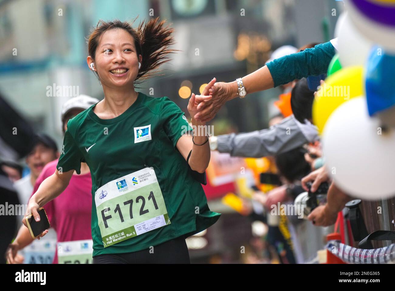 Standard Chartered Hong Kong Marathon 2023 / Pedestrians high fives ...