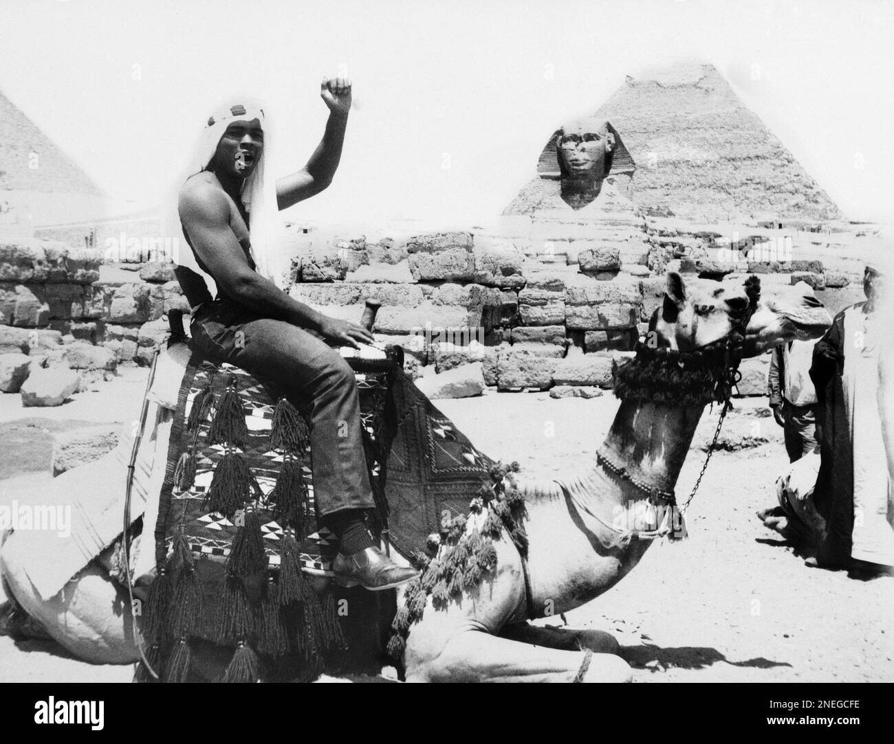 World heavyweight boxing champion Muhammad Ali visited the pyramids ...