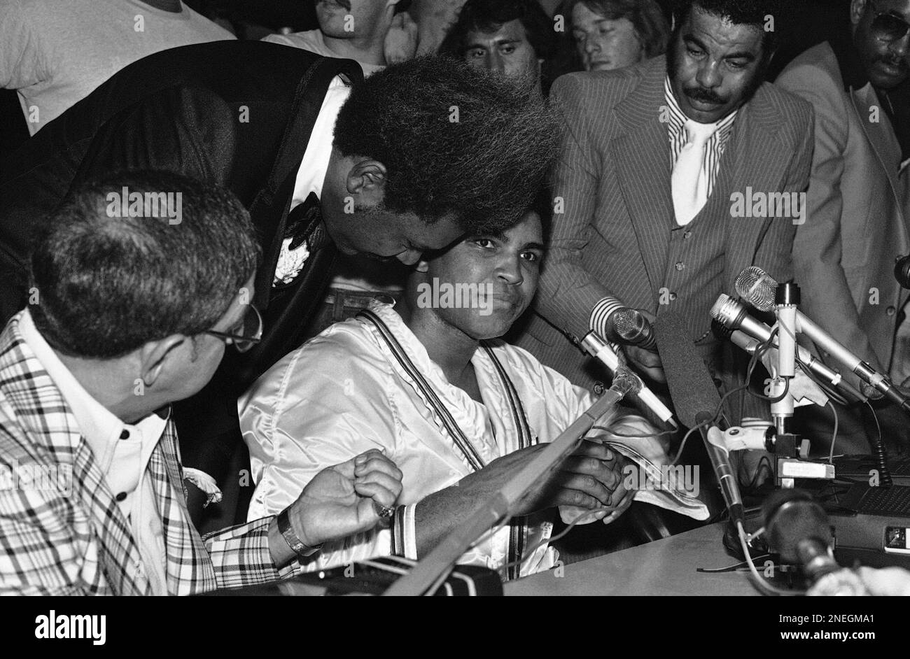 Heavyweight?s champion Muhammad Ali listens to a word from promoter Don ...