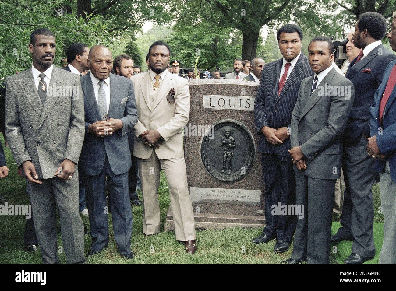 Former boxing champions attend memorial services for former World ...