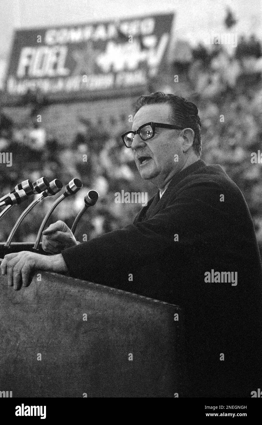 Chile's President Salvador Allende speaks during Castro?s farewell ...