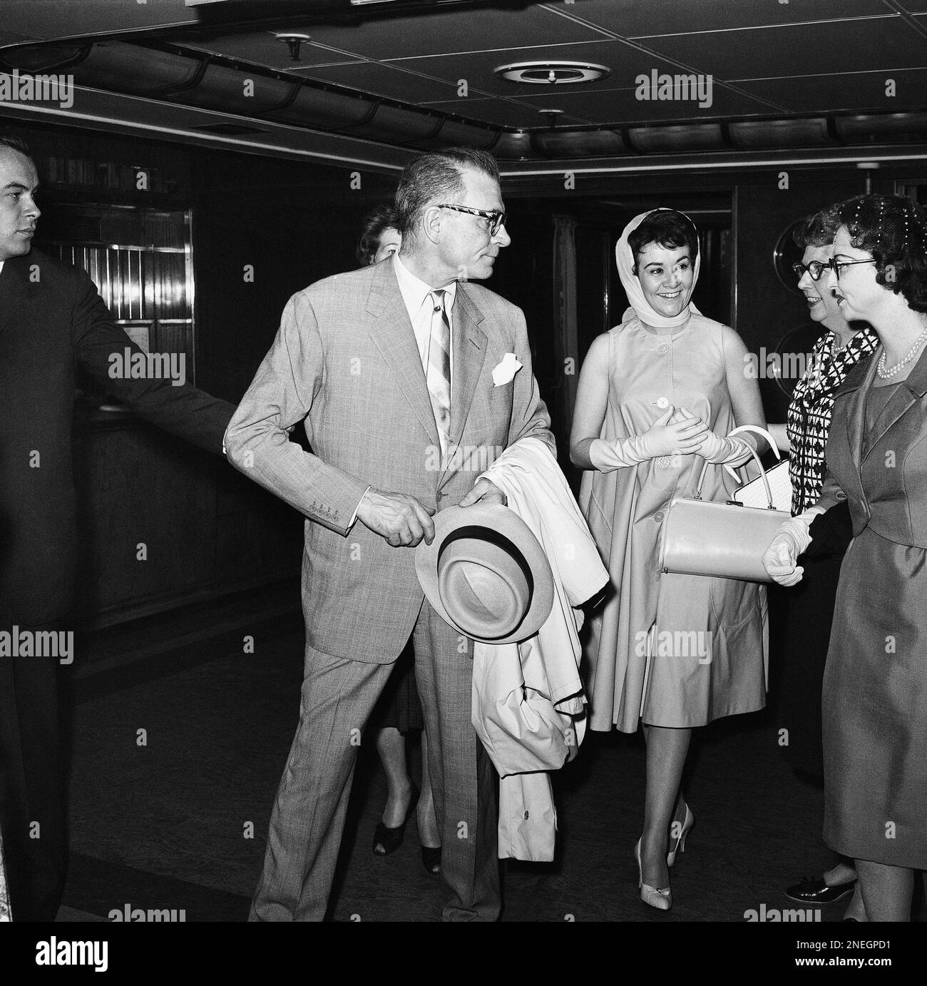 Sir Laurence Olivier and his wife, the former Joan Plowright, sail from ...