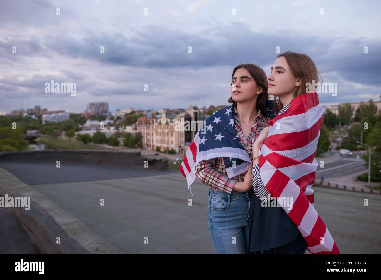 Couple wrapped in american flag hi-res stock photography and images - Alamy