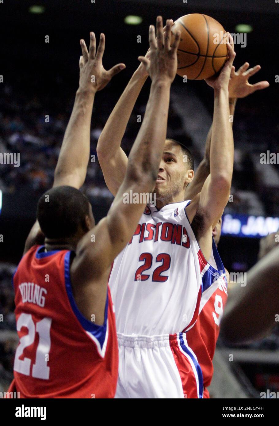 Detroit Pistons forward Tayshuan Prince (22) tries to pass the ball ...