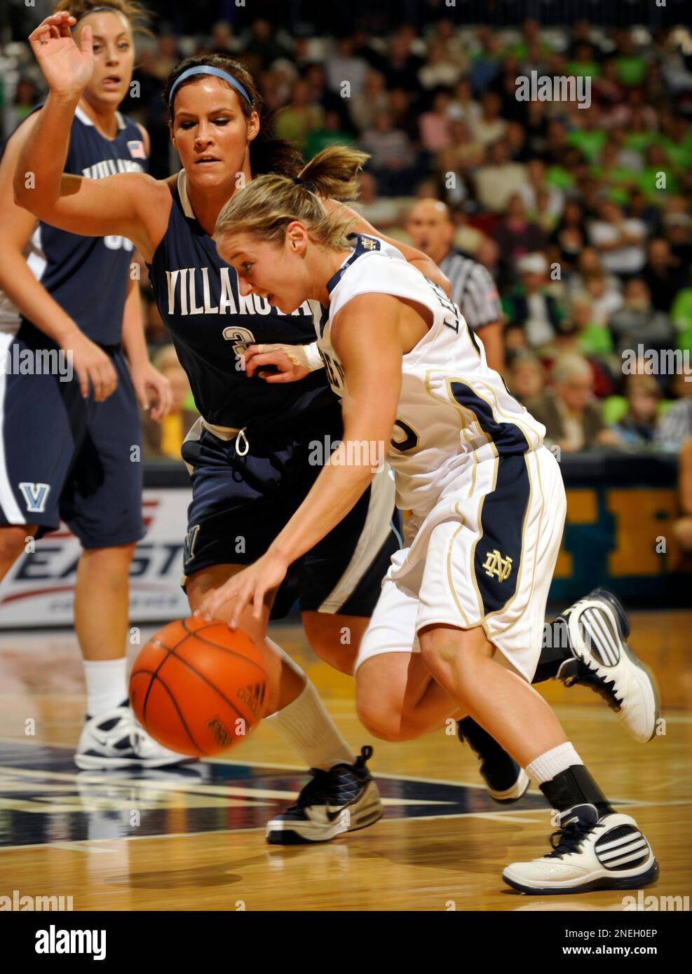 Notre Dame guard Melissa Lechlitner, right, drives the lane as ...