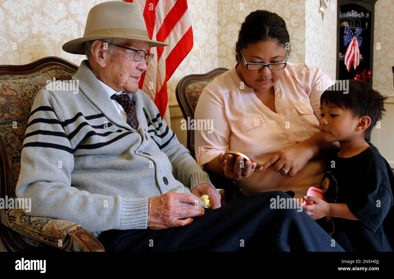 99-year-old Amado Ante with his granddaughter Juliet Rodriguez and ...