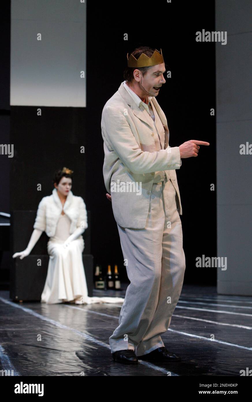 Michael Maertens in der Rolle von Koenig Richard II, vorne, und ...